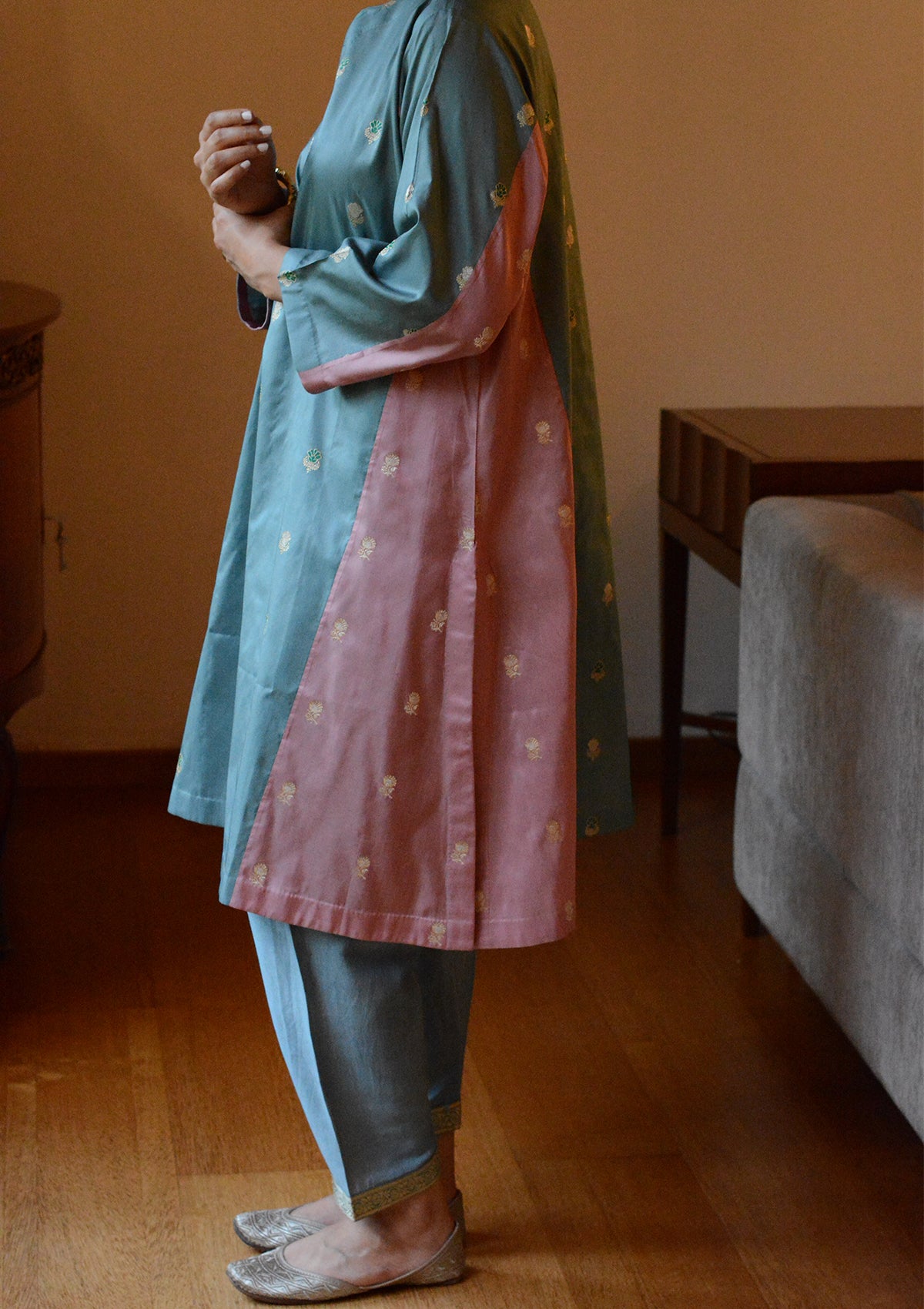 Aasmani Gulaab Kurta